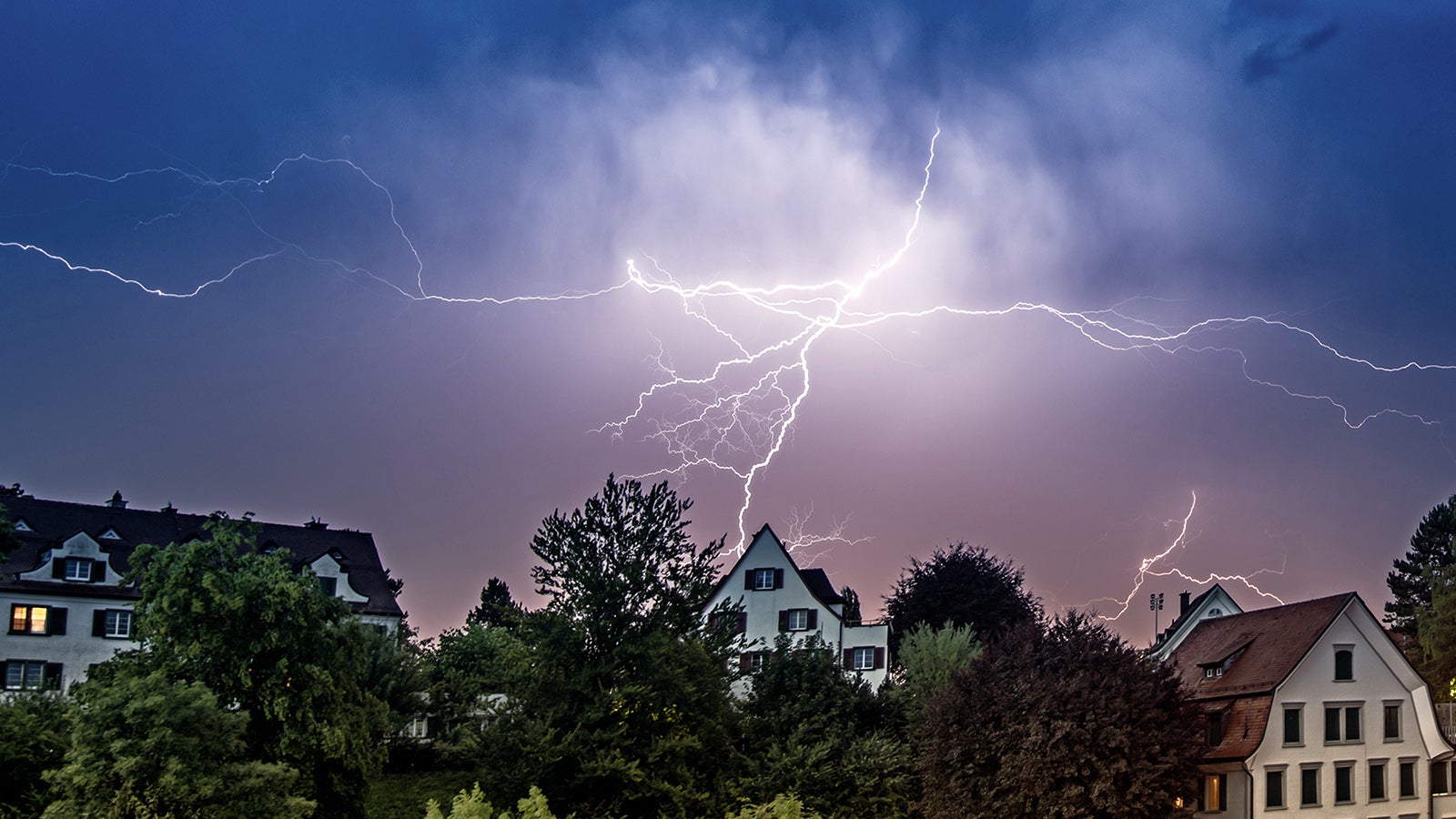 Fünf alltägliche Dinge sind bei Gewitter gefährlich - Videos from The Weather Channel